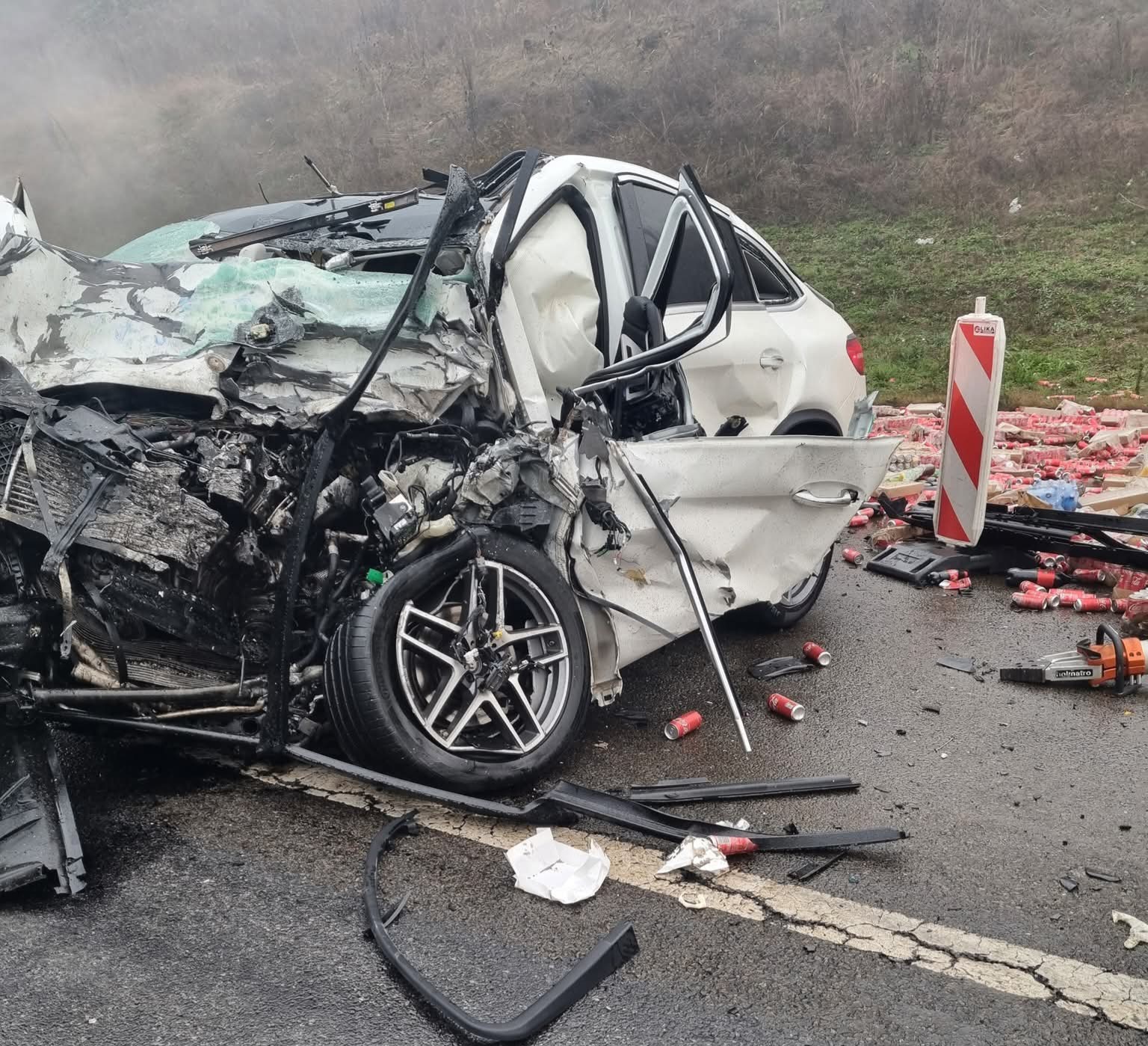 Vdes një grua në aksidentin mes veturës e kamionit në autostradën ...